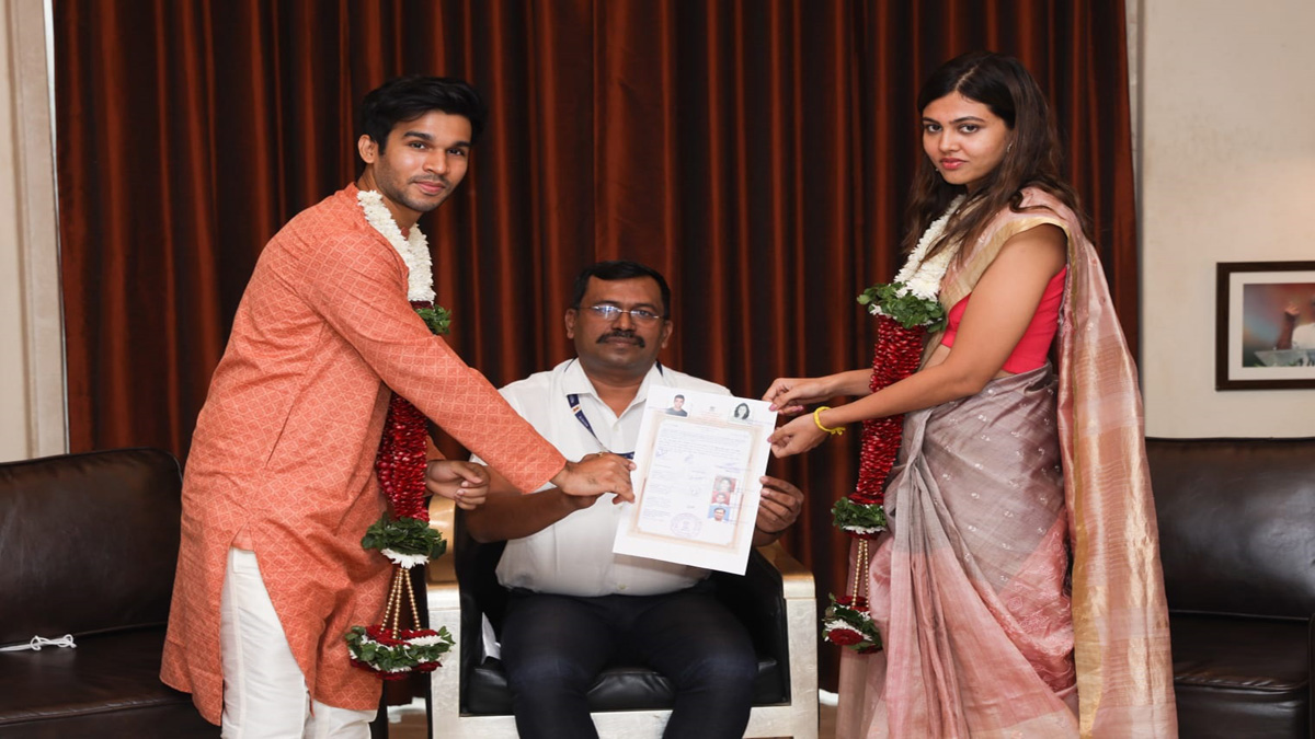 ना गर्दी ना मोठा थाट जितेंद्र आव्हाडांच्या एकुलत्या एक लेकीचं रजिस्टर ...