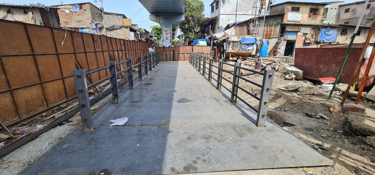 Dadar Dharavi Bridge | दादर-धारावी नाल्यावरील जुना पूल तोडून, नवीन ...