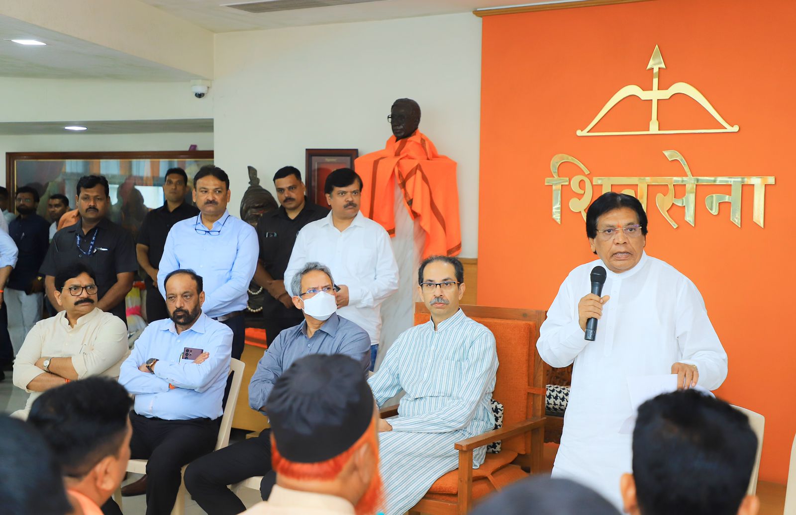 Photo Gallery : बंजारा समाजाच्या प्रमुख नेत्यांनी घेतली उद्धव ठाकरे ...